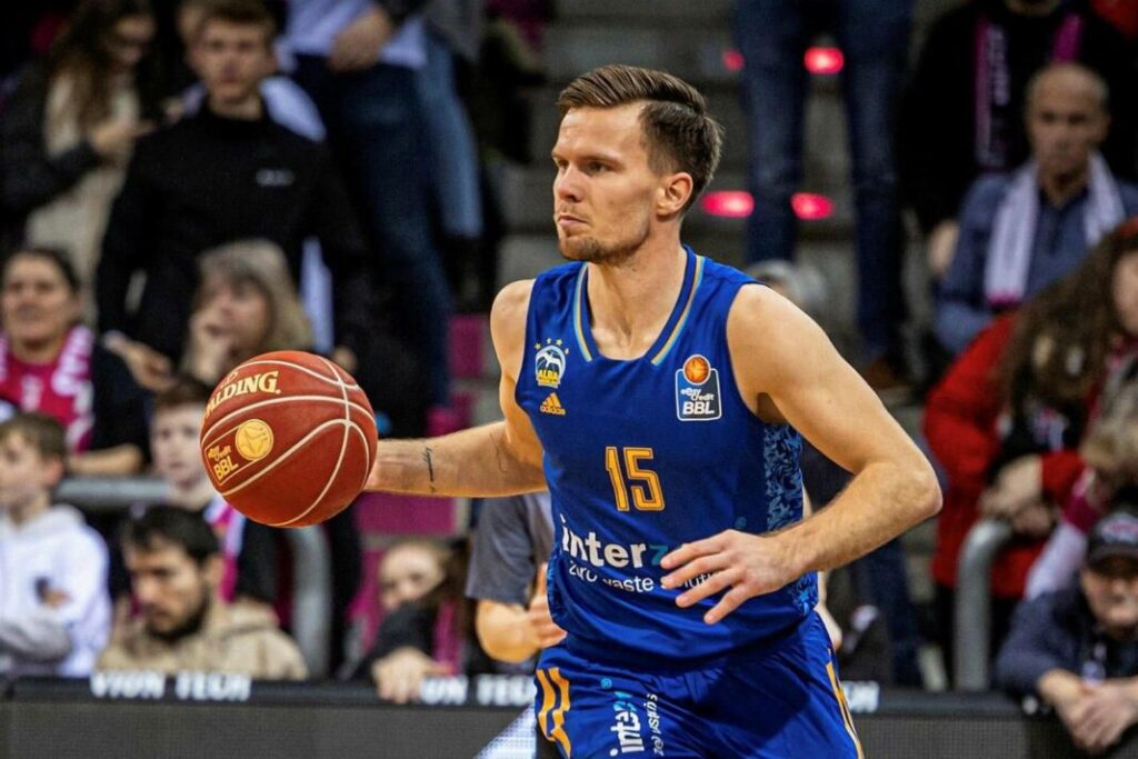 Martin og Alba Berlin upp að hlið Bayern með sínum þrettánda sigur í ...
